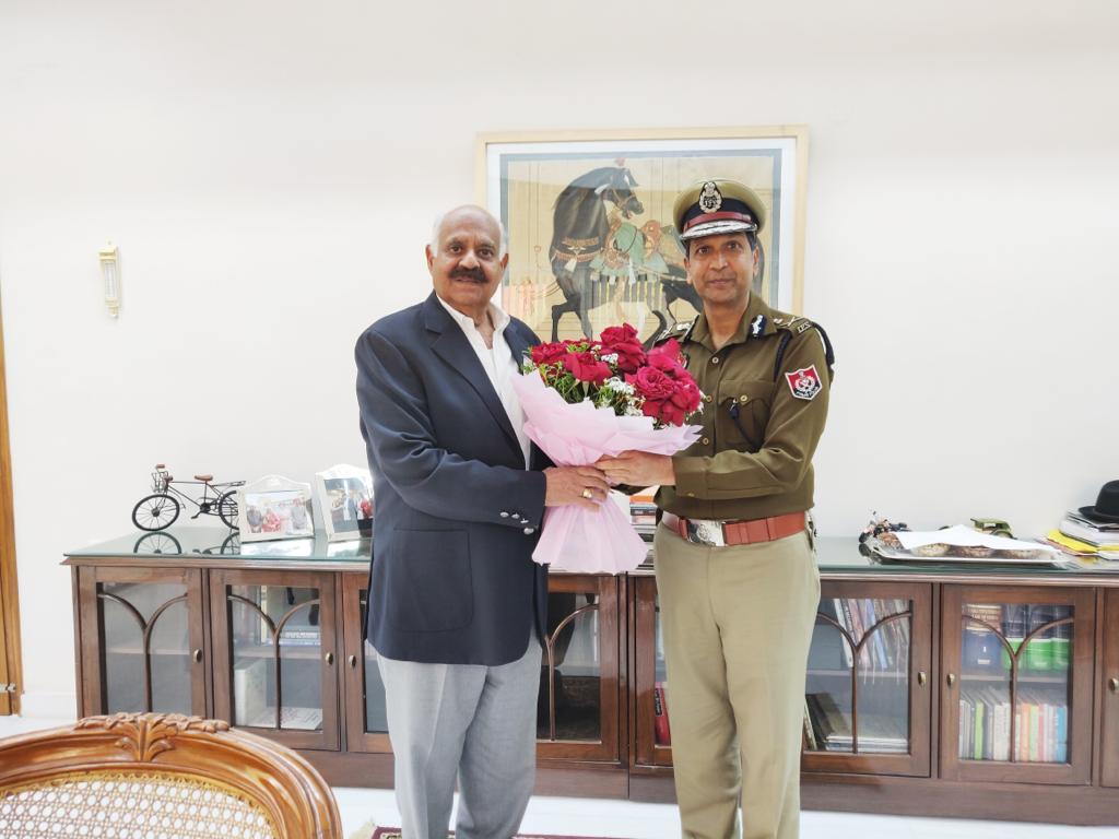 Newly appointed DGP calls on V.P. Singh Badnore at Punjab Raj Bhawan Newly appointed DGP calls on V.P. Singh Badnore at Punjab Raj Bhawan